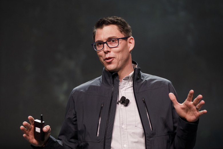 Quién es R.J. Scaringe, el joven multimillonario que desafía a Elon ...