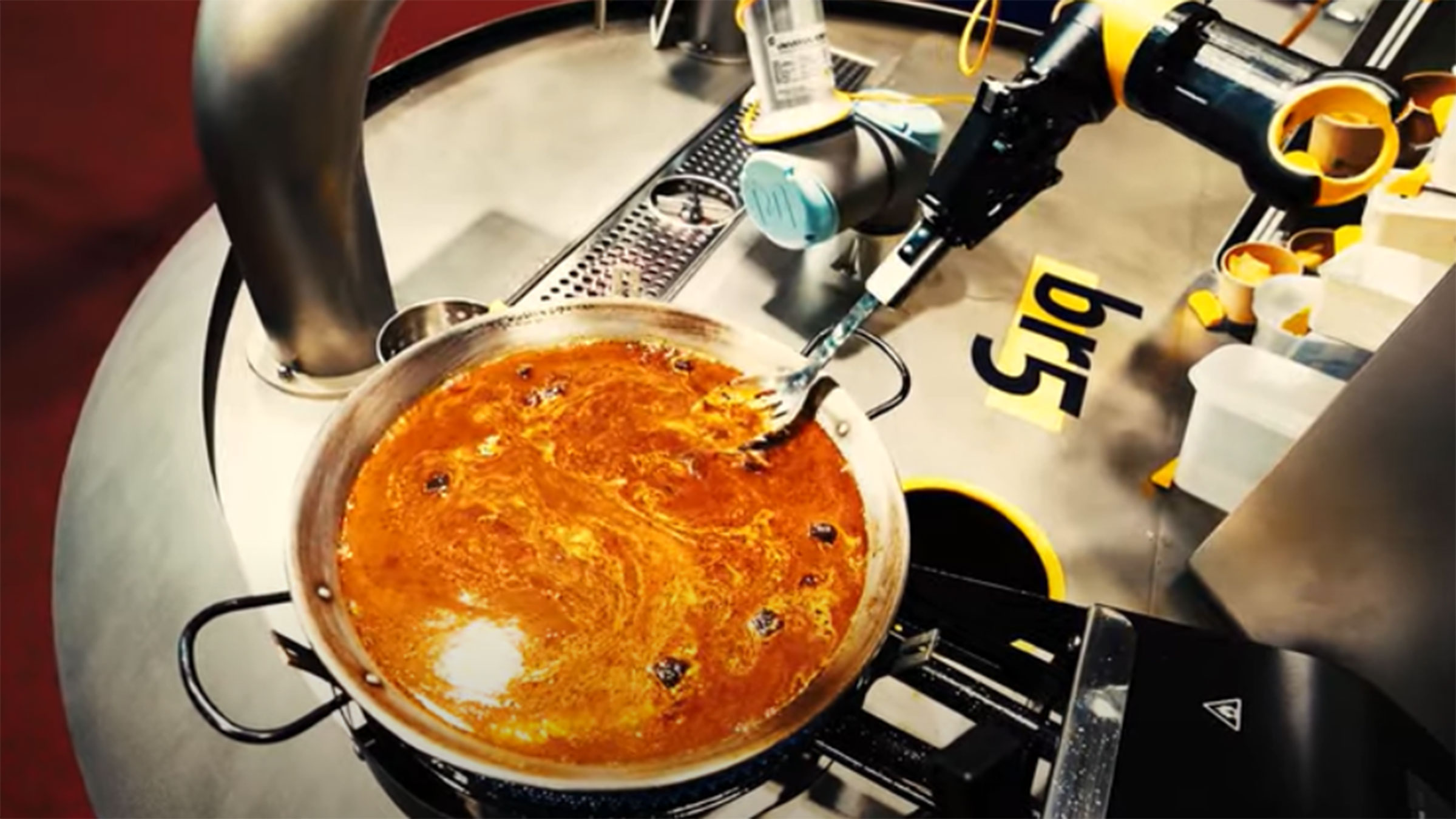 Robot: Paella hecha por robot recibe visto bueno de maestra paellera